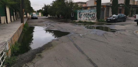 Fuga de aguas negras afecta a habitantes de la colonia Valle de Huinalá