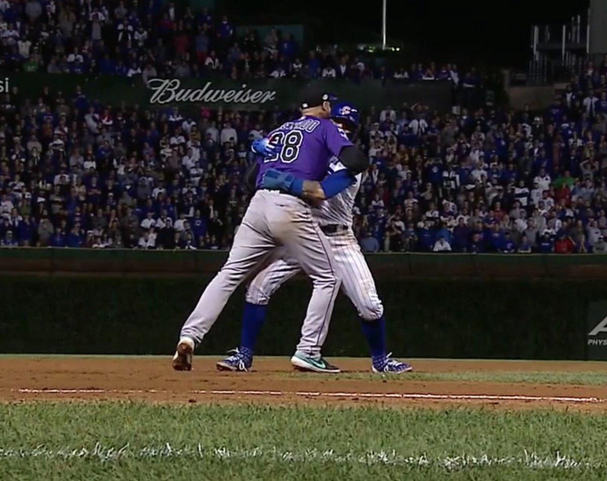 El abrazo entre Javy Baez y Nolan Arenado causó la creación de memes en ...