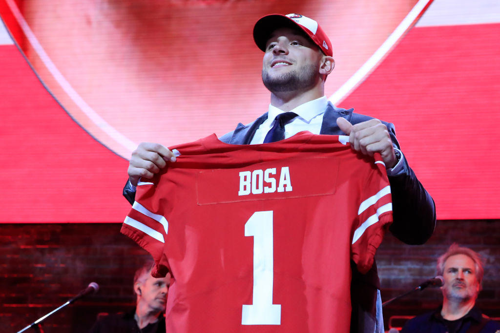 El novato Nick Bosa tiene un esguince en el tobillo