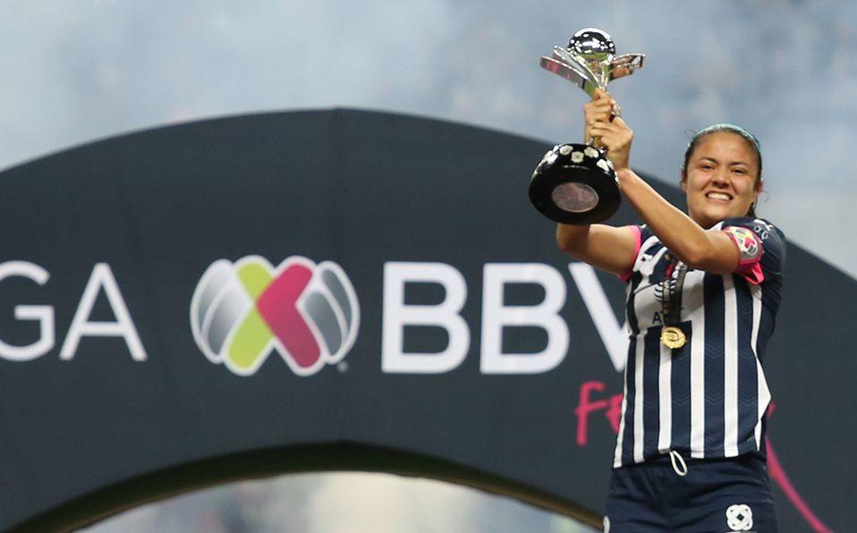 Rayadas presume su nuevo escudo con la estrella bordada