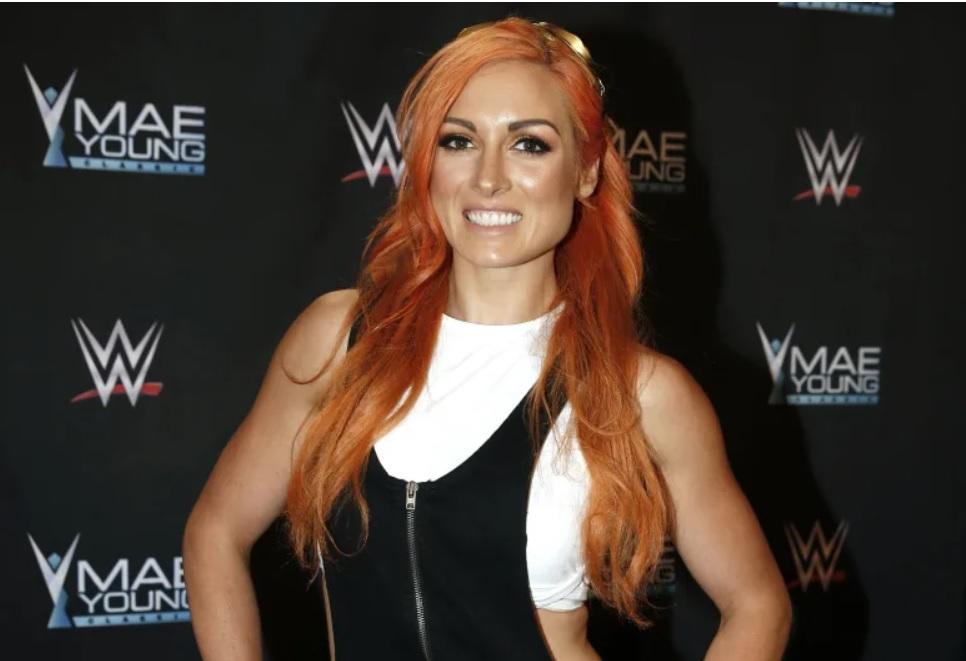 Becky Lynch y Seth Rollins anuncian el nacimiento de su hija Roux