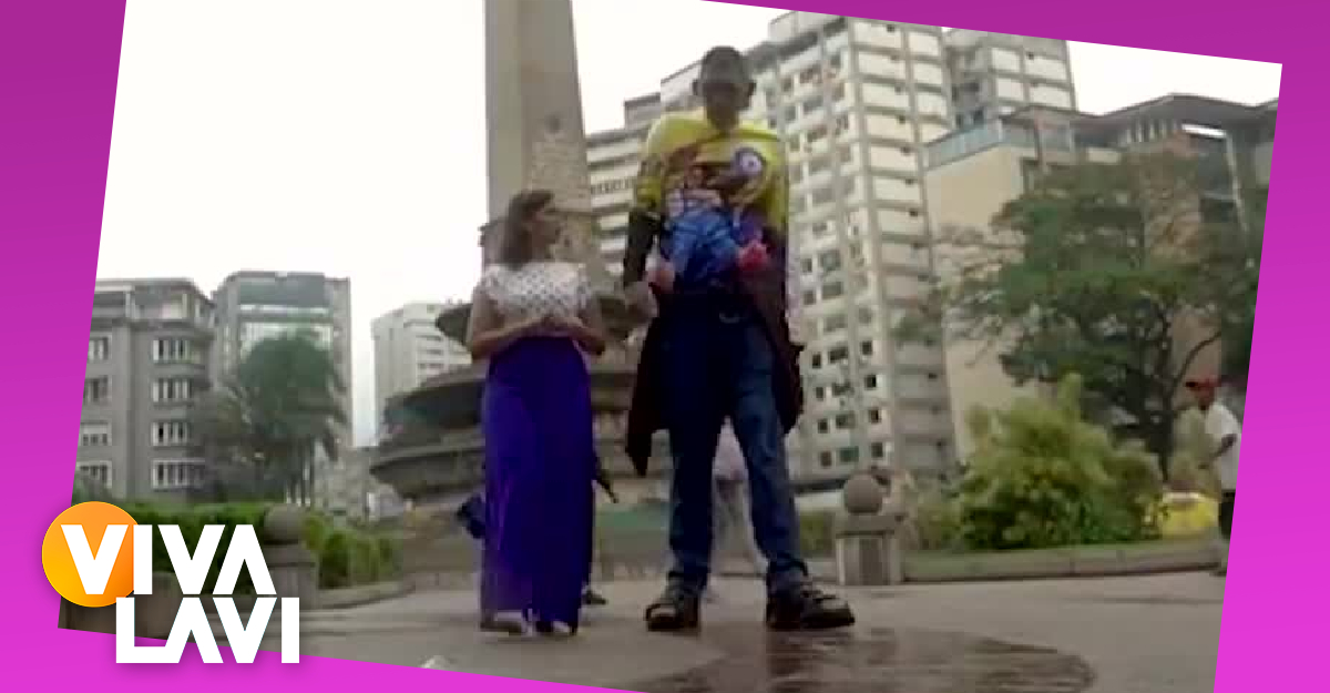 Hombre con los pies más grandes del mundo recibe Récord Guinness