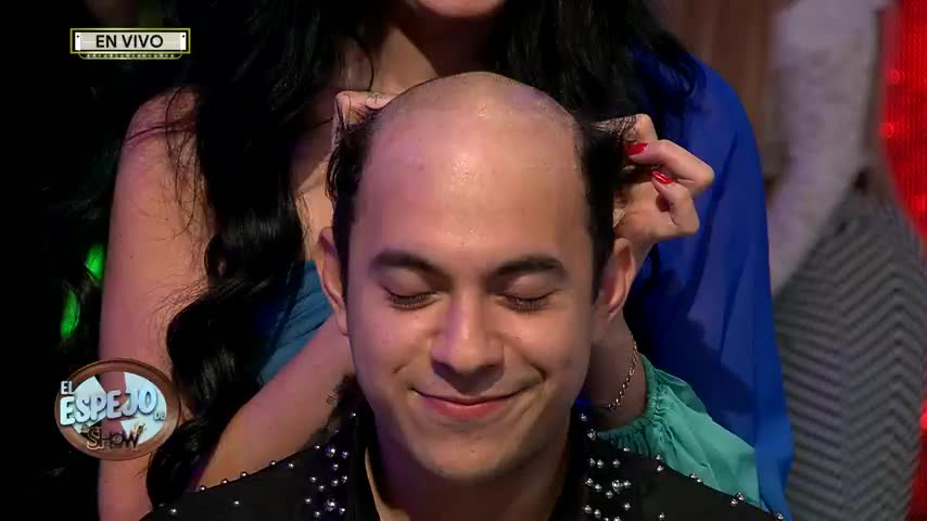 Héctor Garza se quita el peluquín y revela su verdadera identidad